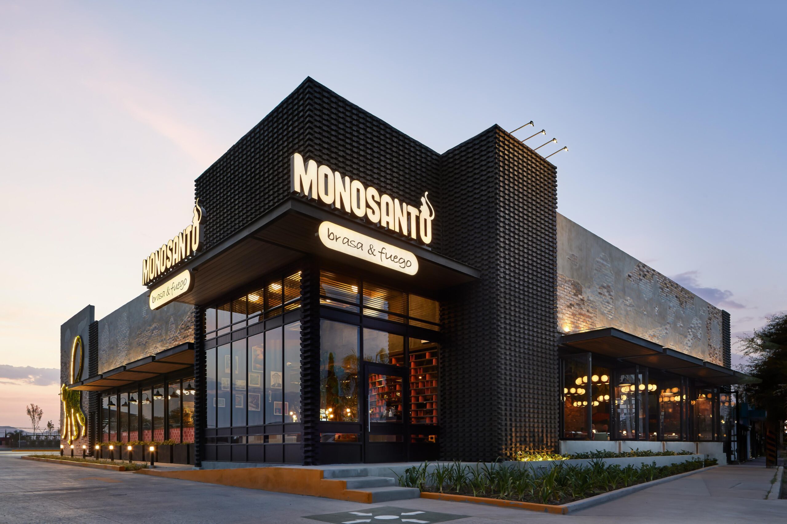 Monosanto: Donde el fuego y las brasas unen a la familia - Blackstone